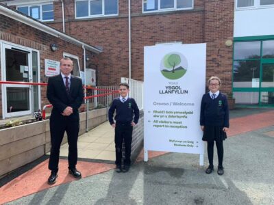 Diwrnod cyntaf hyfryd / A lovely first day - Ysgol Llanfyllin, Powys